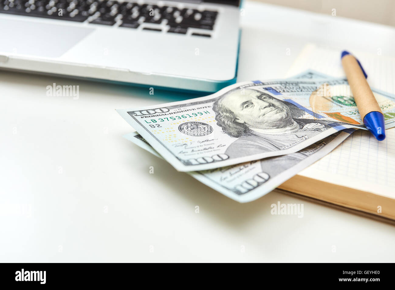 Close-up banknote on a notepad with pen Stock Photo - Alamy
