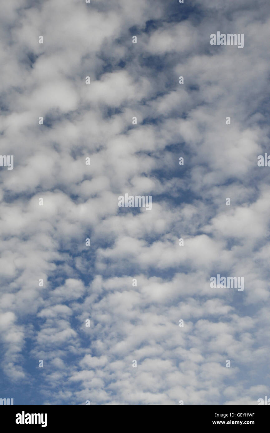 Scattered cloudy sky hi-res stock photography and images - Alamy