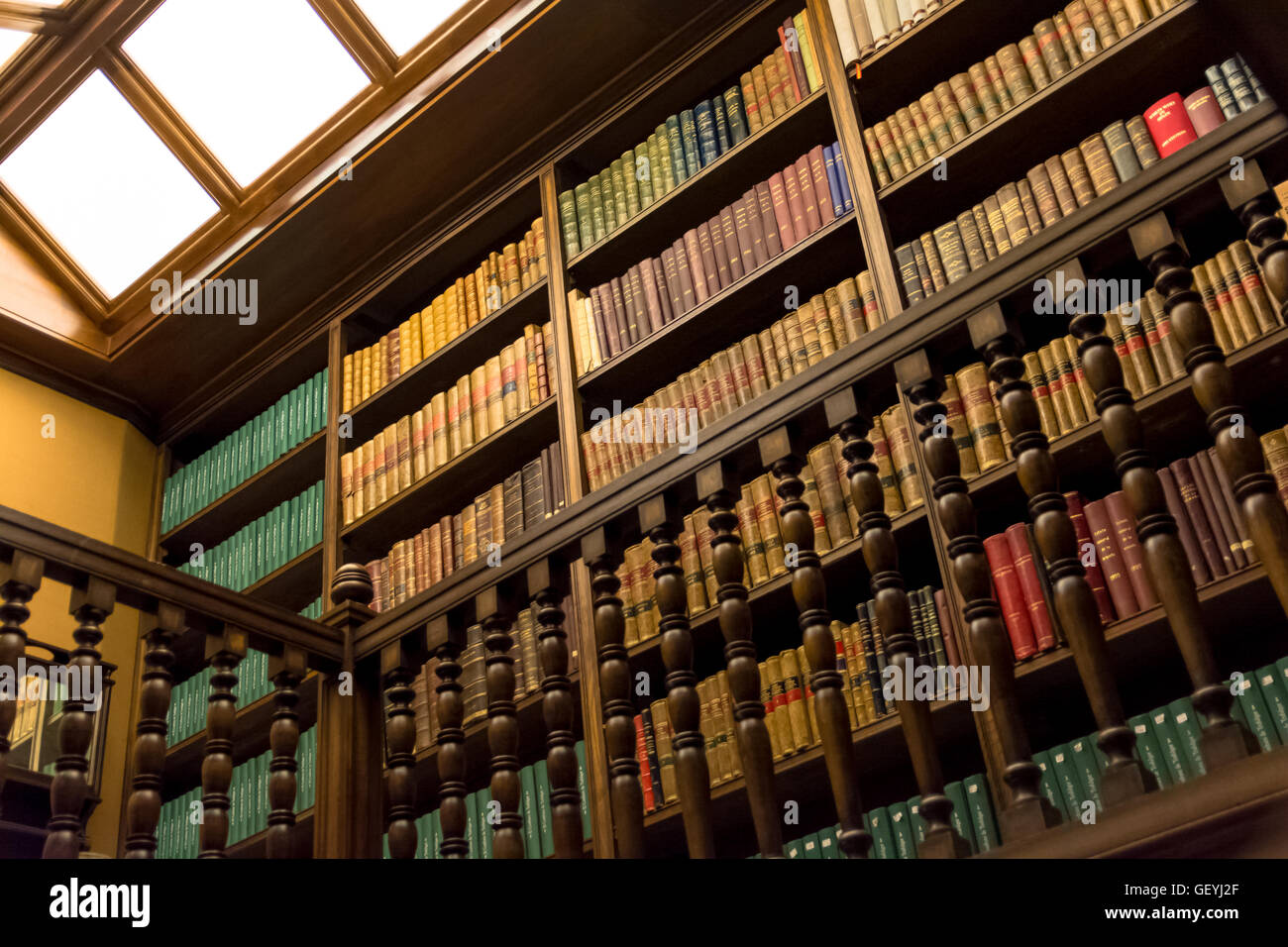 Library shelf arrangement hi-res stock photography and images - Alamy