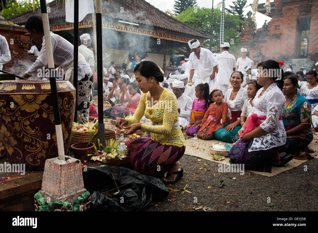 People worship in hindu temple hi-res stock photography and images - Alamy