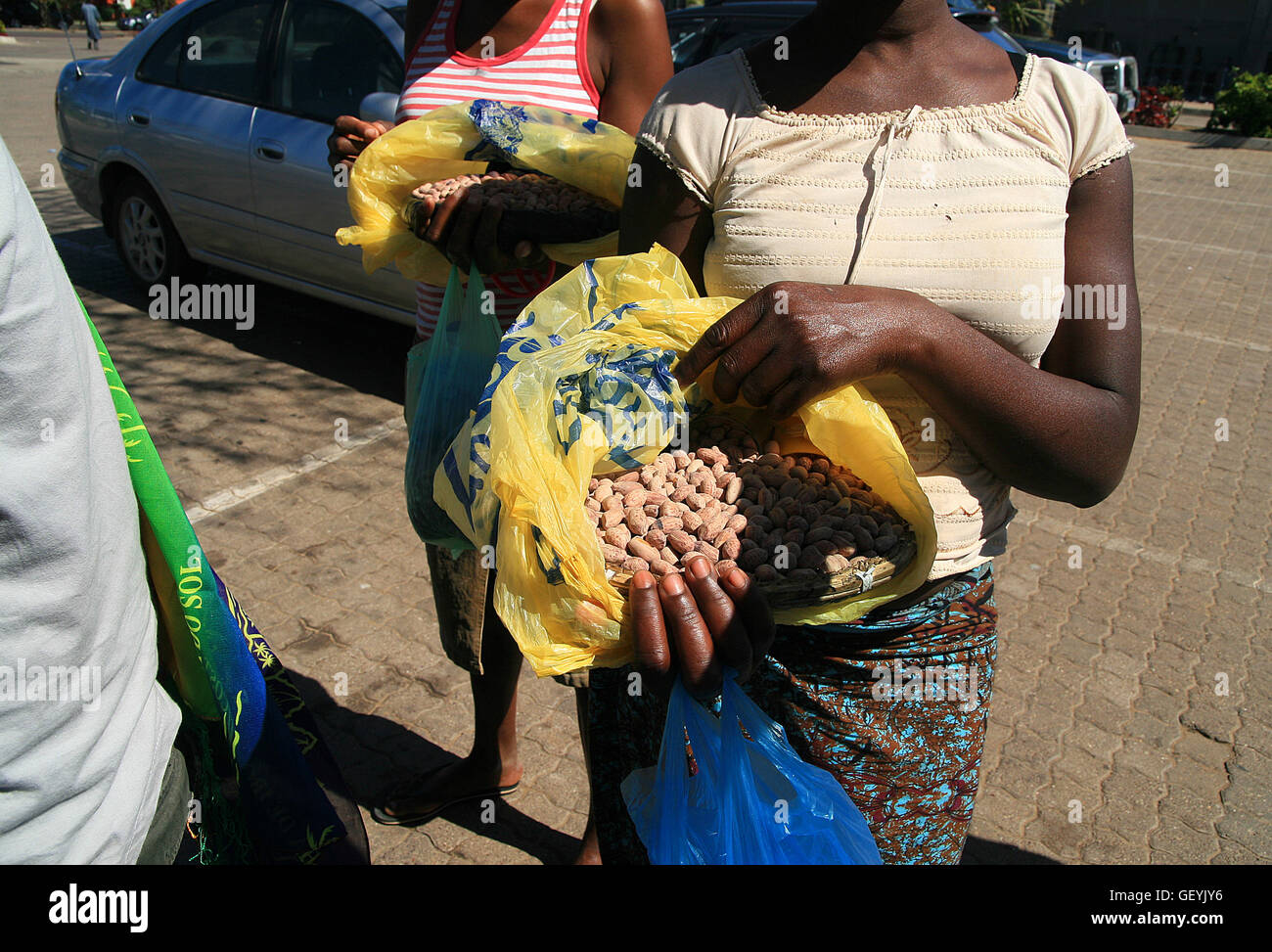 Mozambican women selling peanuts, Maputo, Mozambique Stock Photo - Alamy