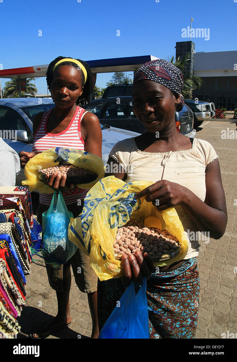 Mozambican women selling peanuts, Maputo, Mozambique Stock Photo - Alamy