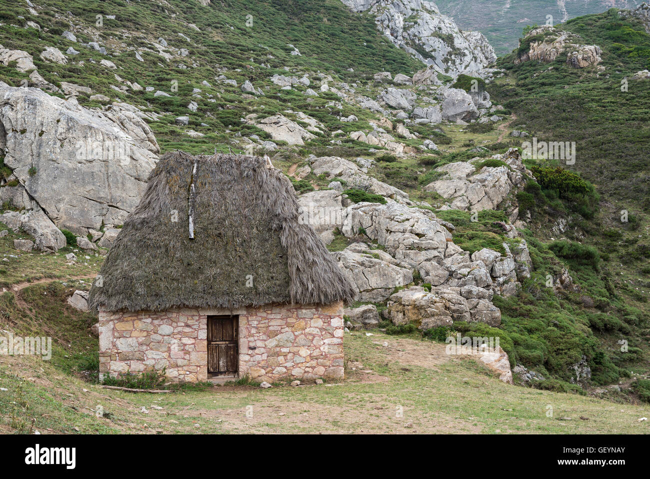 Straw roof huts traditional hi-res stock photography and images - Alamy