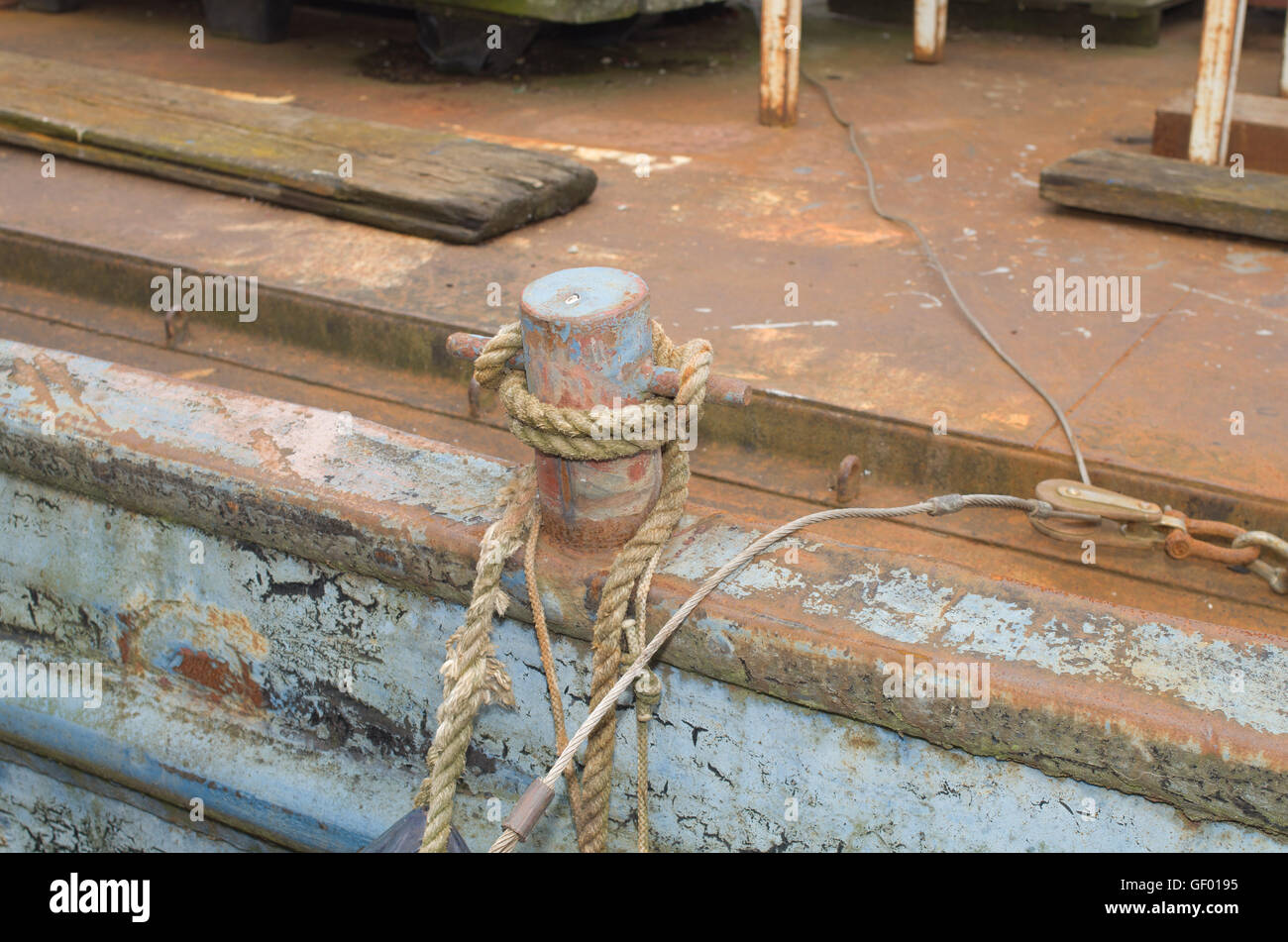 Sampson post bollard and old rope Stock Photo - Alamy
