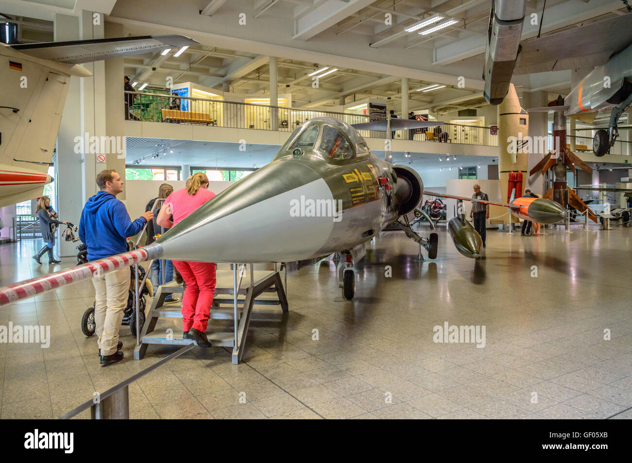 Modern jet fighter hi-res stock photography and images - Alamy