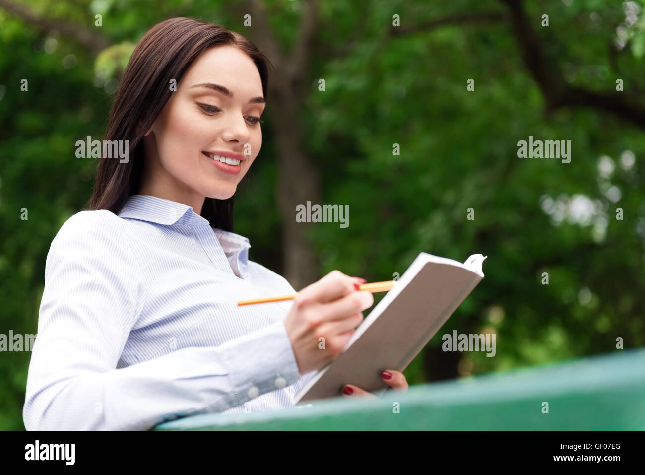 Woman making notes outside hi-res stock photography and images - Alamy