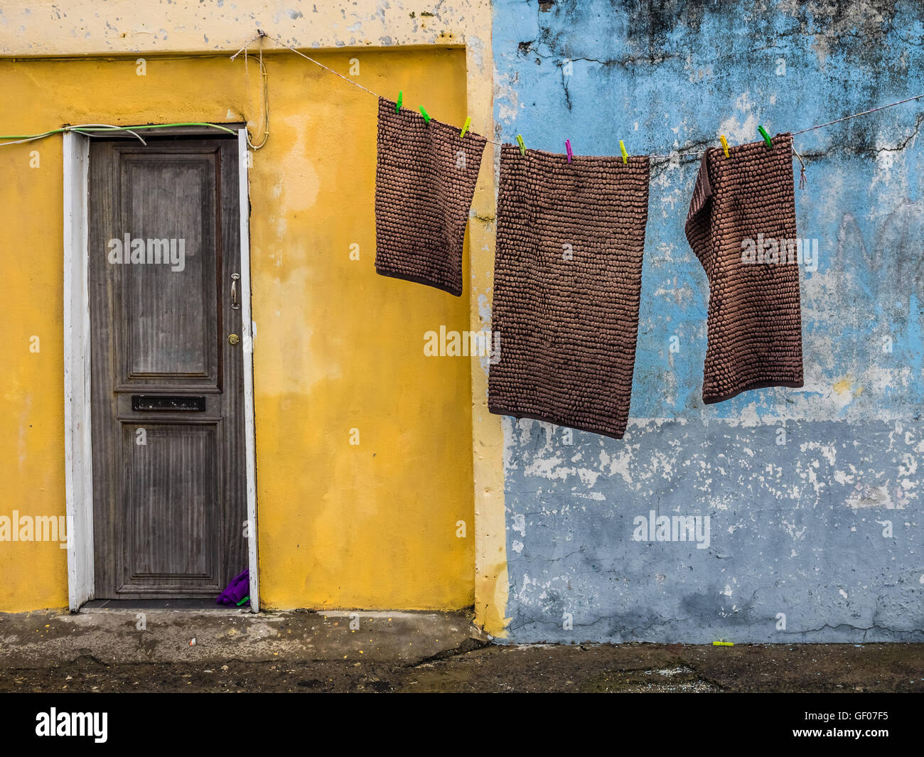 Child home flat poverty hi-res stock photography and images - Alamy