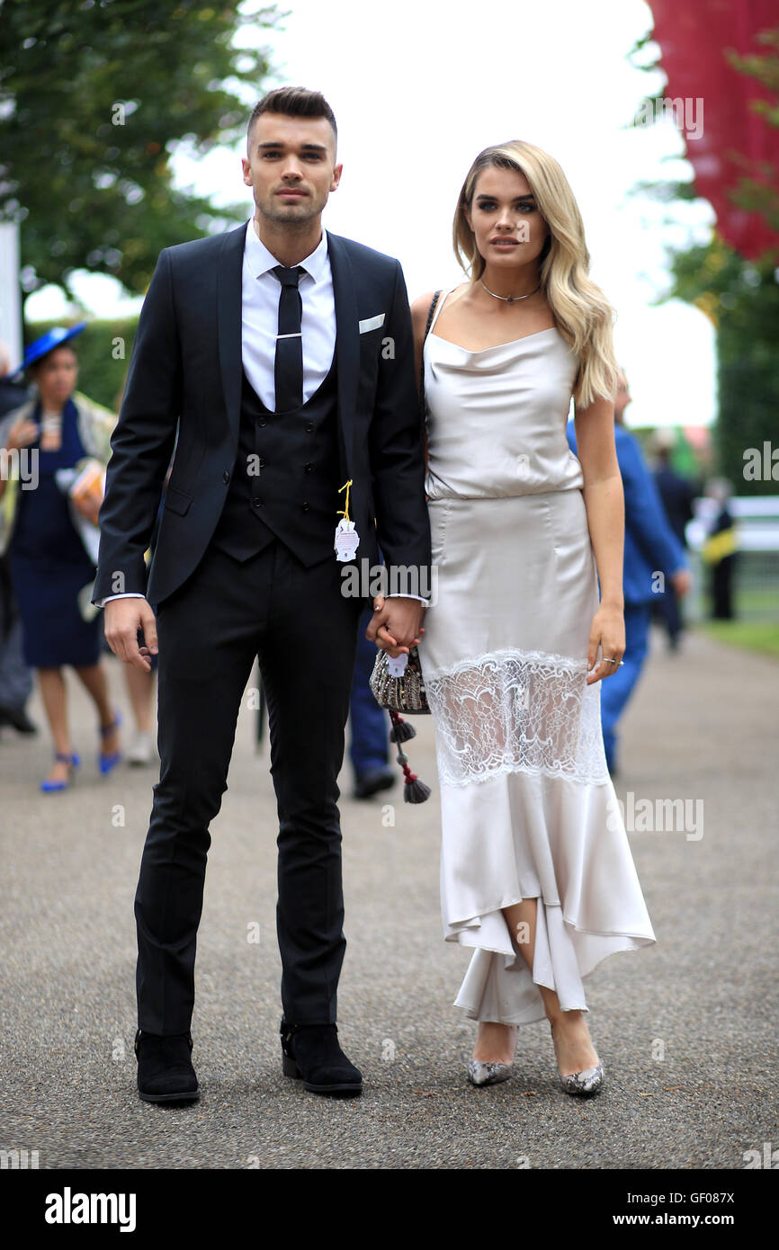 Josh cuthbert and chloe lloyd hi-res stock photography and images - Alamy