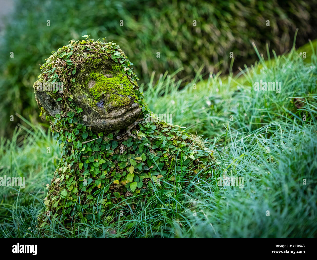 Moss covered sculpture hi-res stock photography and images - Alamy
