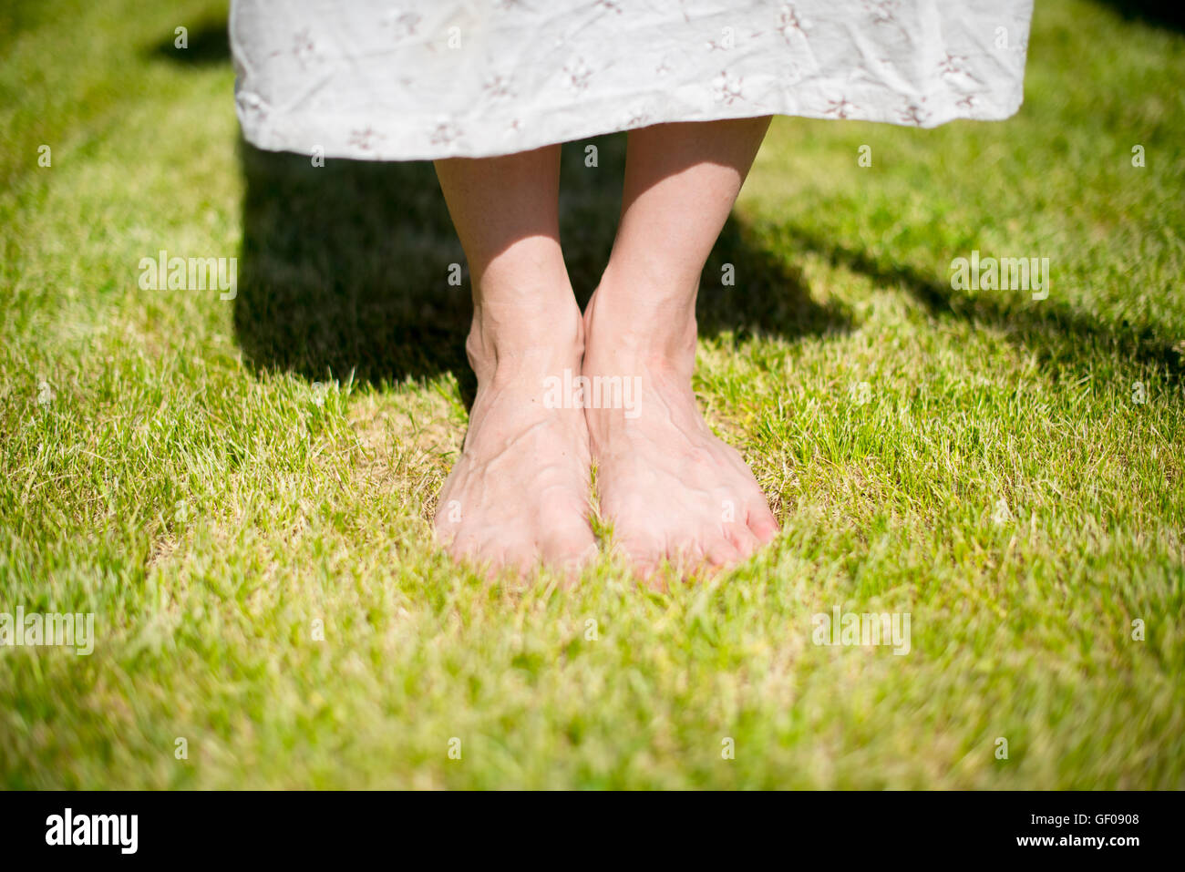 feet on grass Stock Photo - Alamy