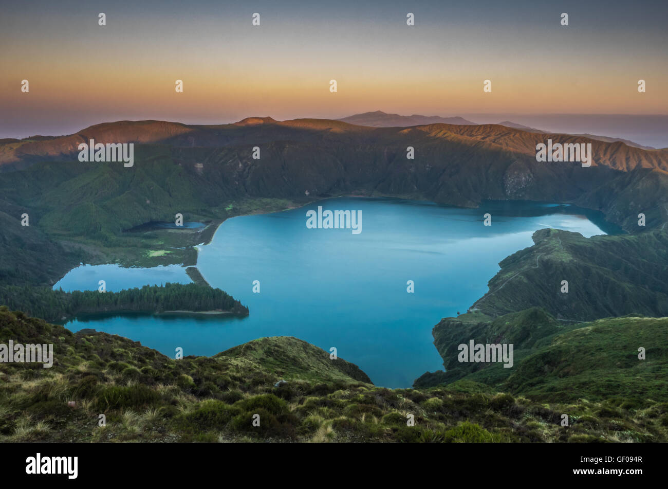 Stunningly beautiful volcanic crater lake Lagoa do Fogo ( Fire Lake ...