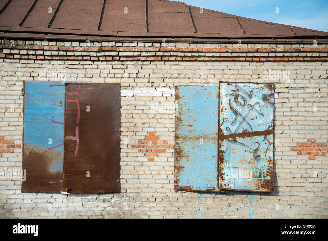 old house with boarded up windows Stock Photo - Alamy