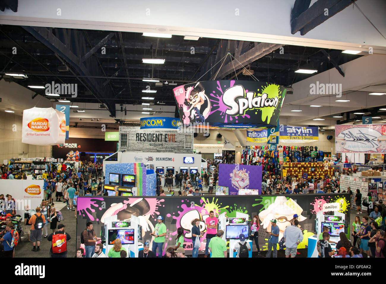 Vendors and displays on the convention floor at San Diego Comic Con ...