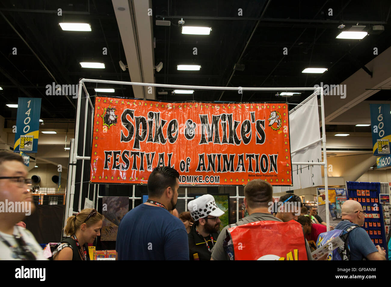 Vendors and displays on the convention floor at San Diego Comic Con ...