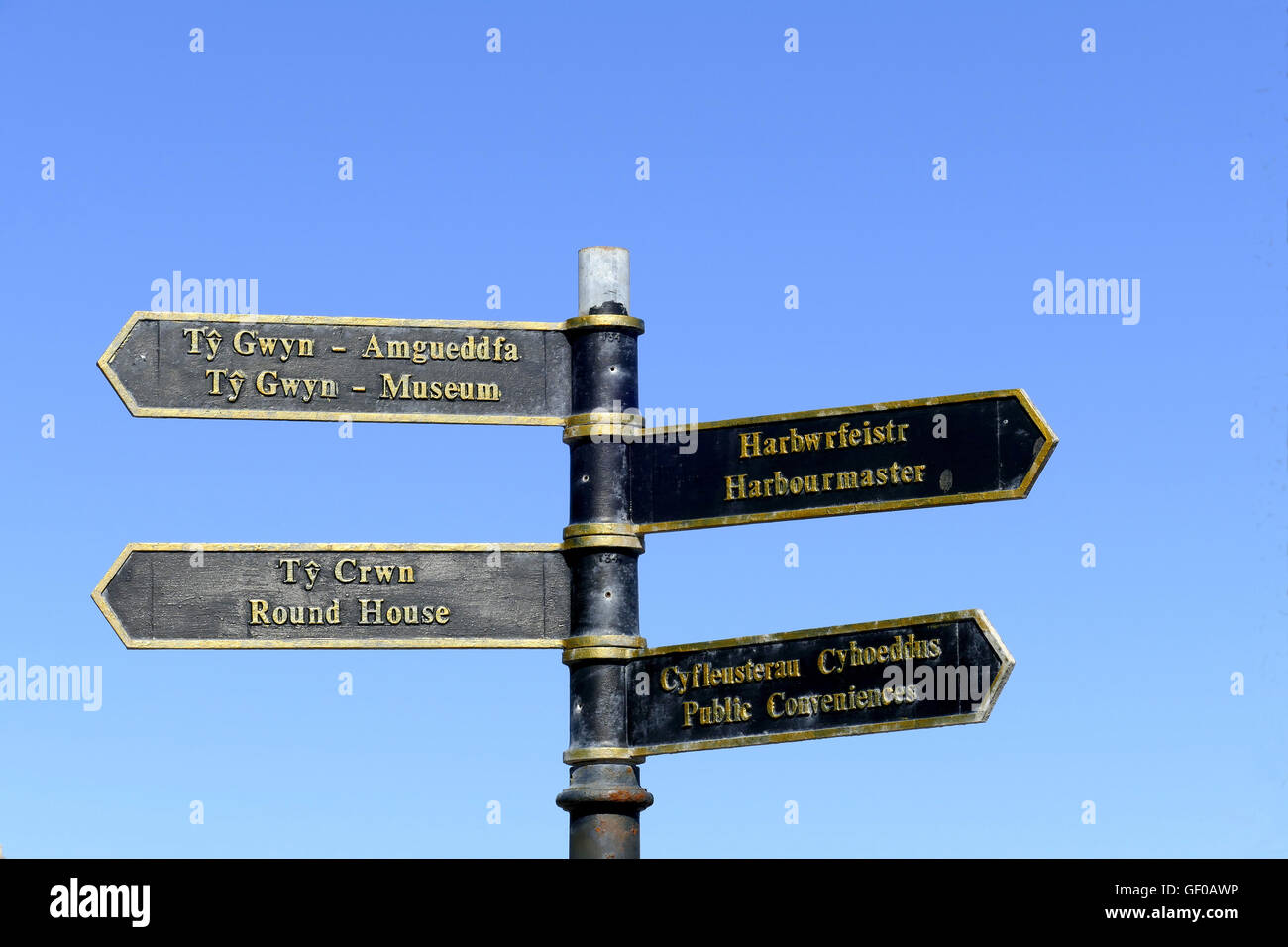 A direction sign giving instructions in Welsh and English Stock Photo ...