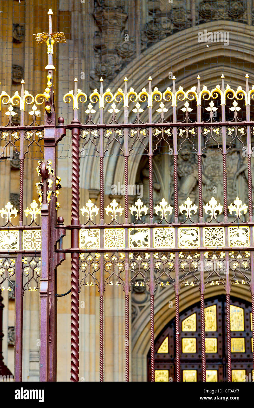 in london the old metal gate royal palace Stock Photo - Alamy