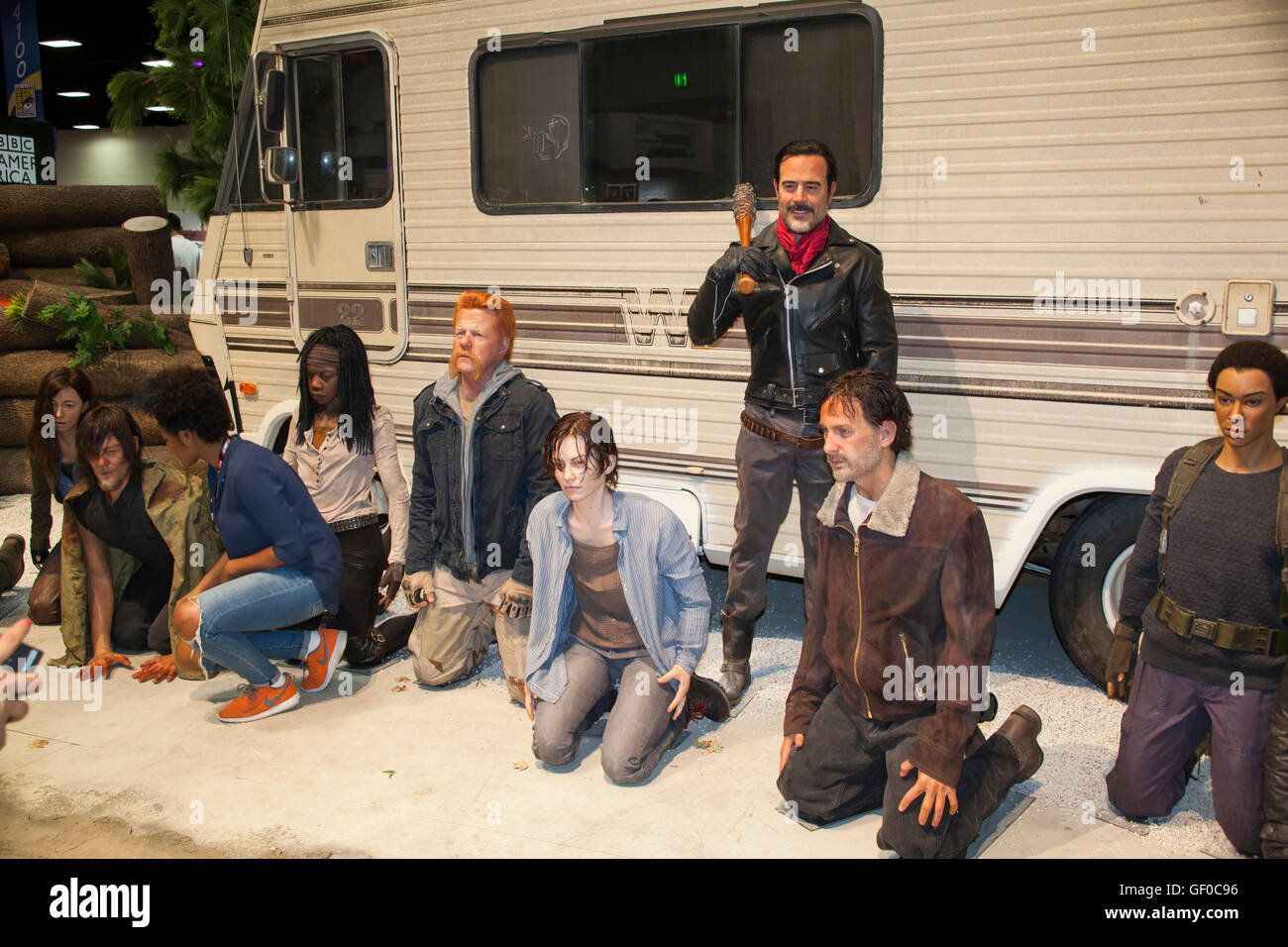 Fans posed with wax figures of the Walking Dead cast at San Diego Comic ...