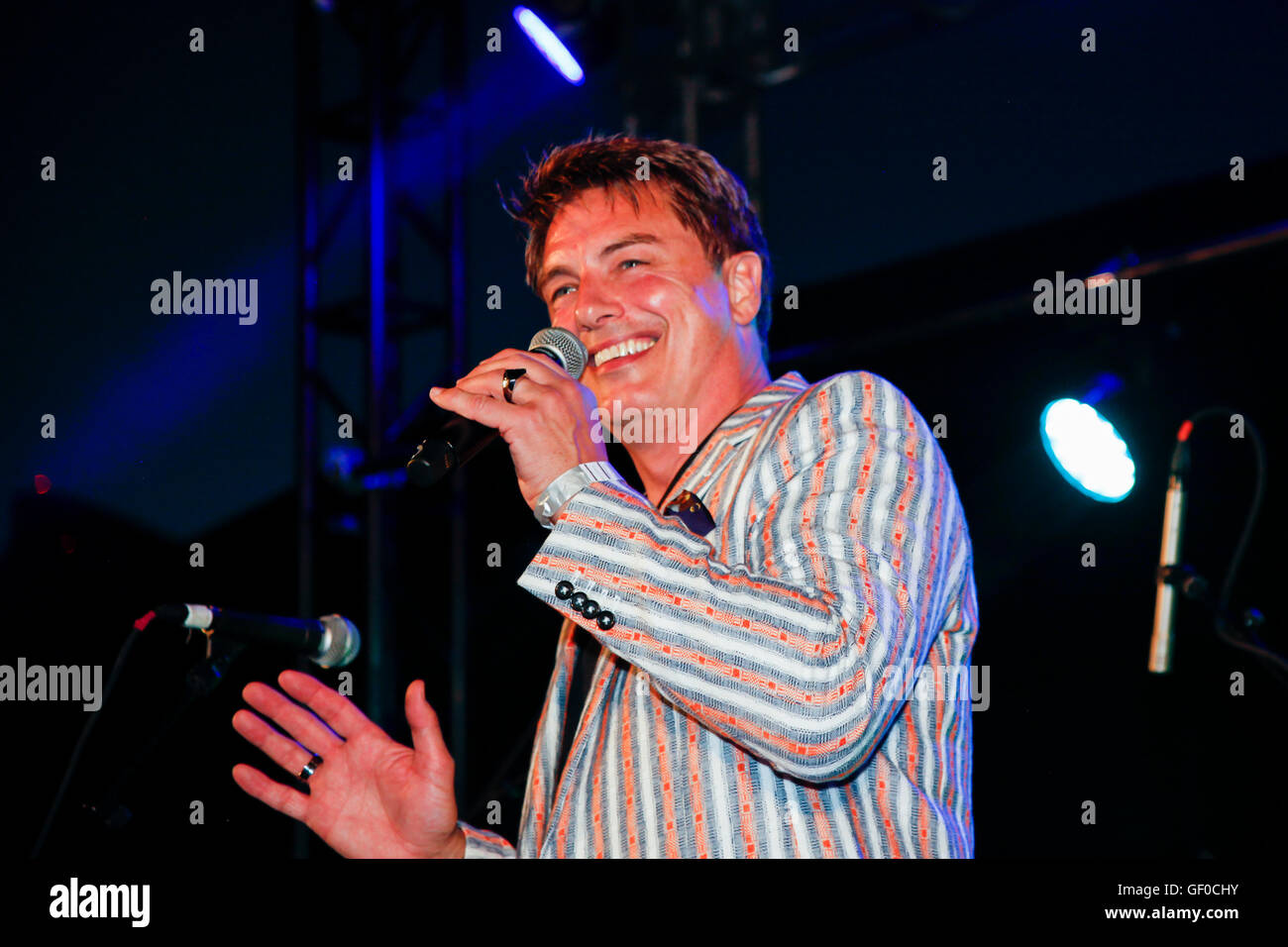 Actor John Barrowman from Doctor Who performs at the Fandom Party at ...