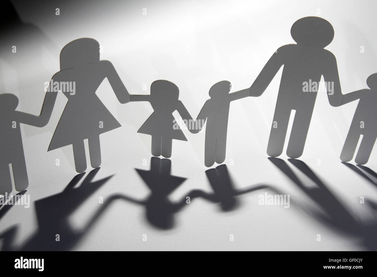 Paper chain of family hi-res stock photography and images - Alamy