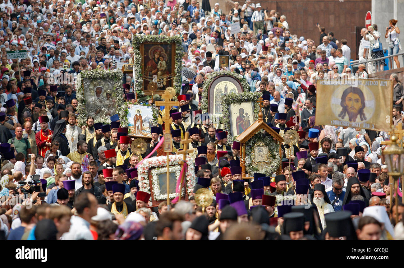 Kiev, Ukraine. 27th July, 2016. Ukrainian believers, priests and nuns ...