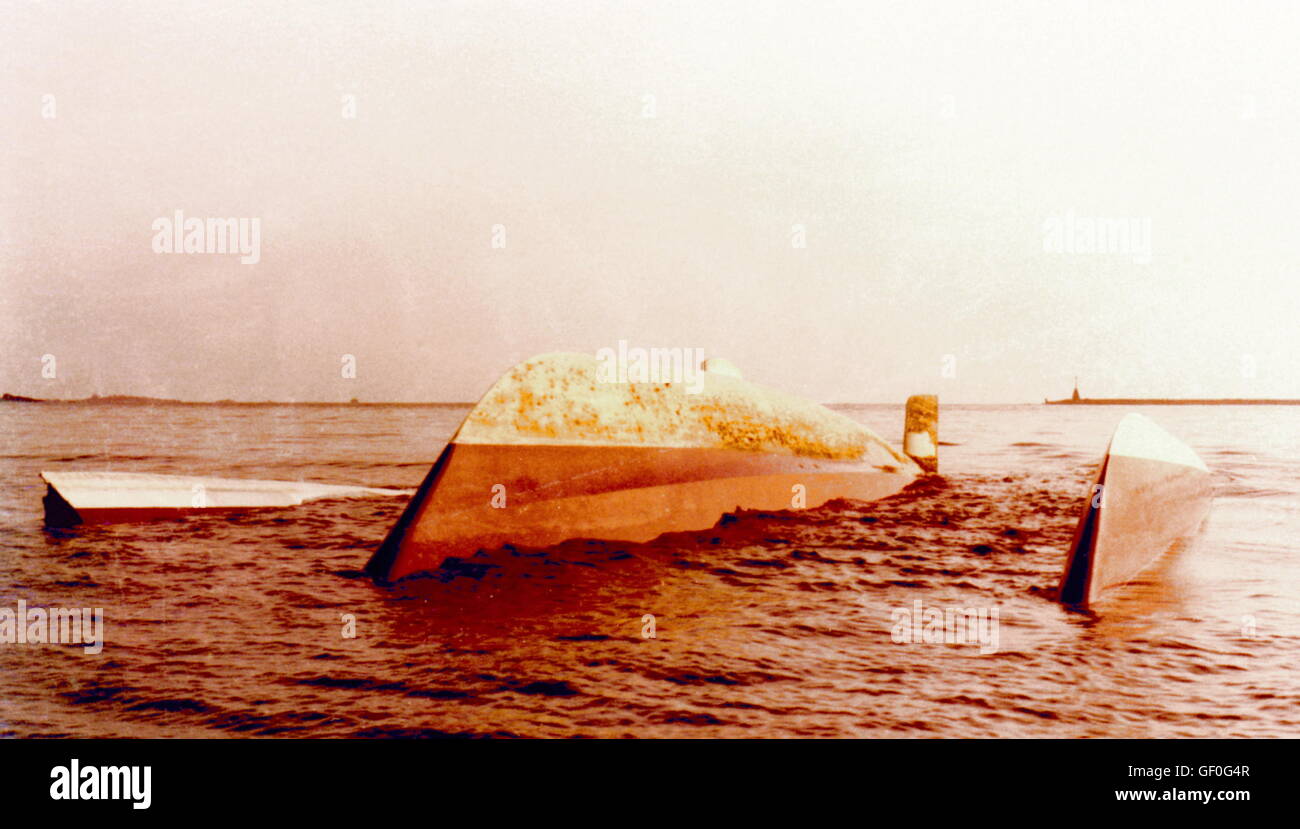 AJAXNETPHOTO. 1978. PLYMOUTH, ENGLAND. - TRIMARAN WRECK - THE UPTURNED ...