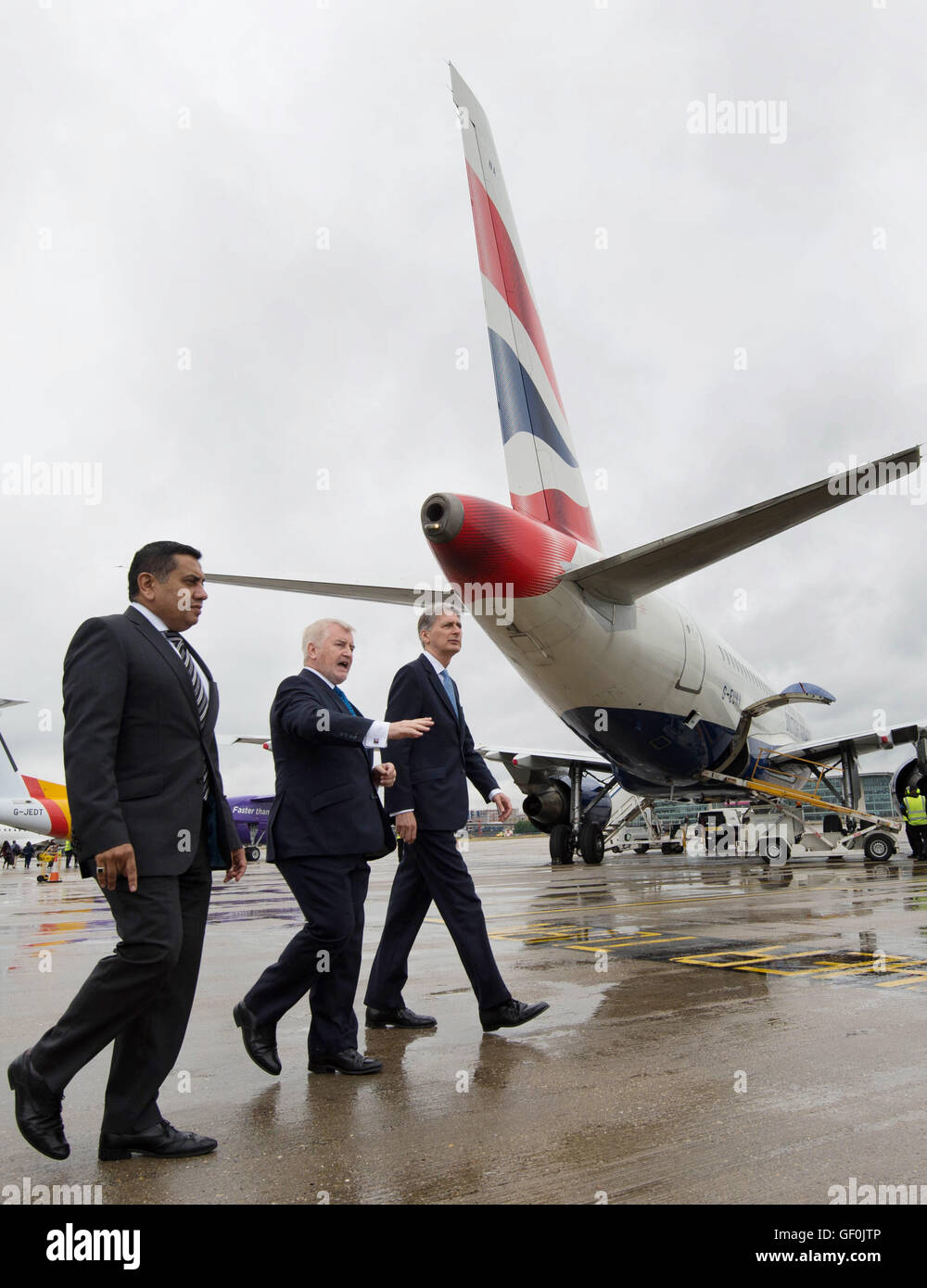 (Left-right) Minister for Aviation Lord Ahmad, Declan Collier CEO of ...