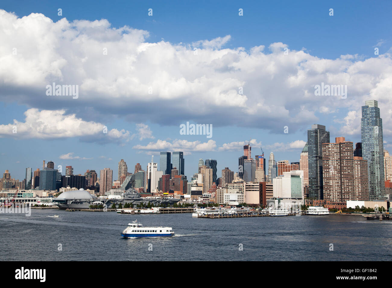 The skyline of Manhattan under the cloud (New York Stock Photo - Alamy