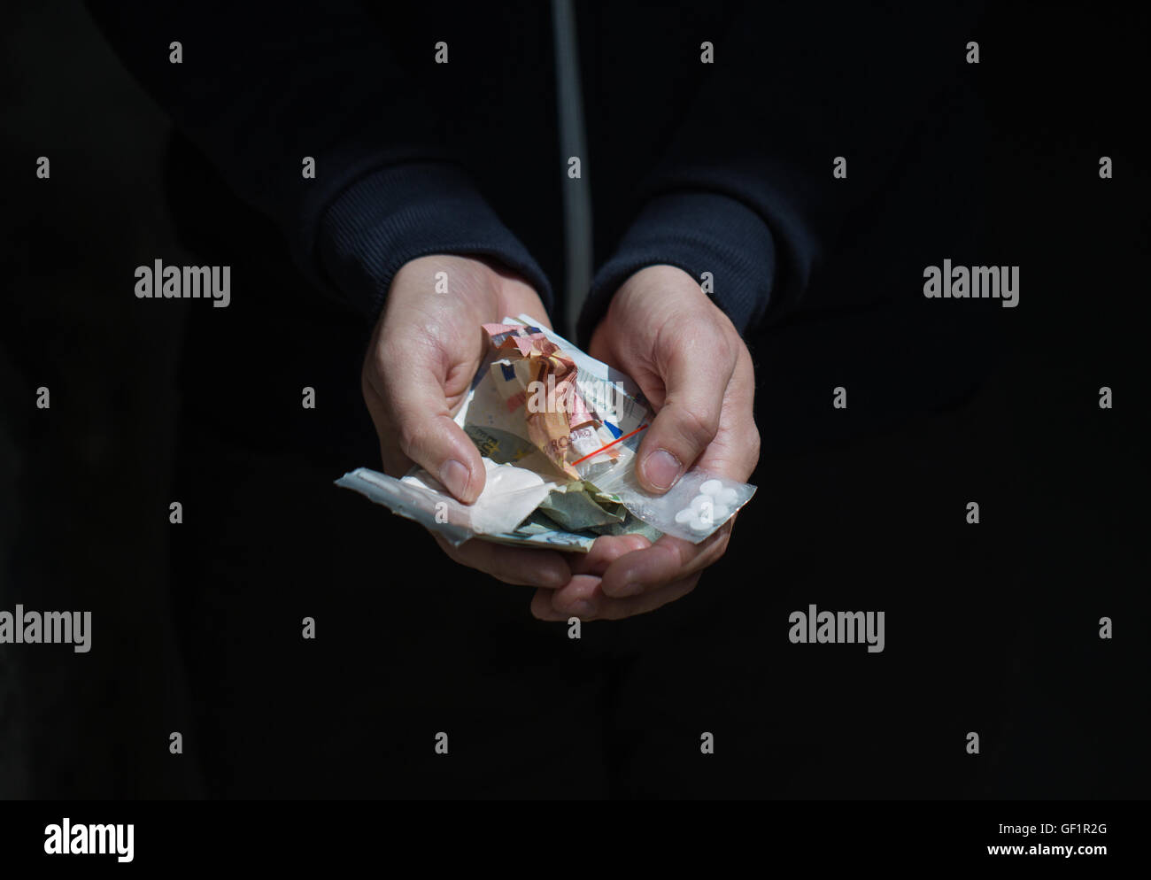 close up of addict hands with drugs and money Stock Photo - Alamy