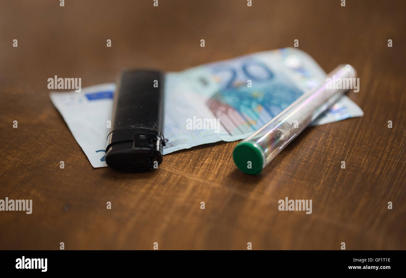 Cannabis blunt joint close hi-res stock photography and images - Alamy