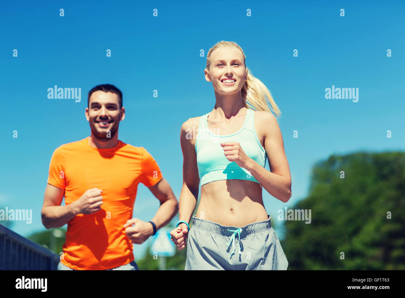 Athletes couple running runners hi-res stock photography and images - Alamy