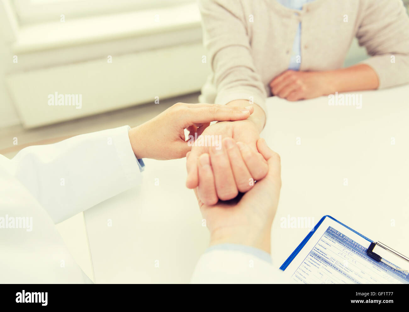 Doctor checking senior woman hi-res stock photography and images - Alamy