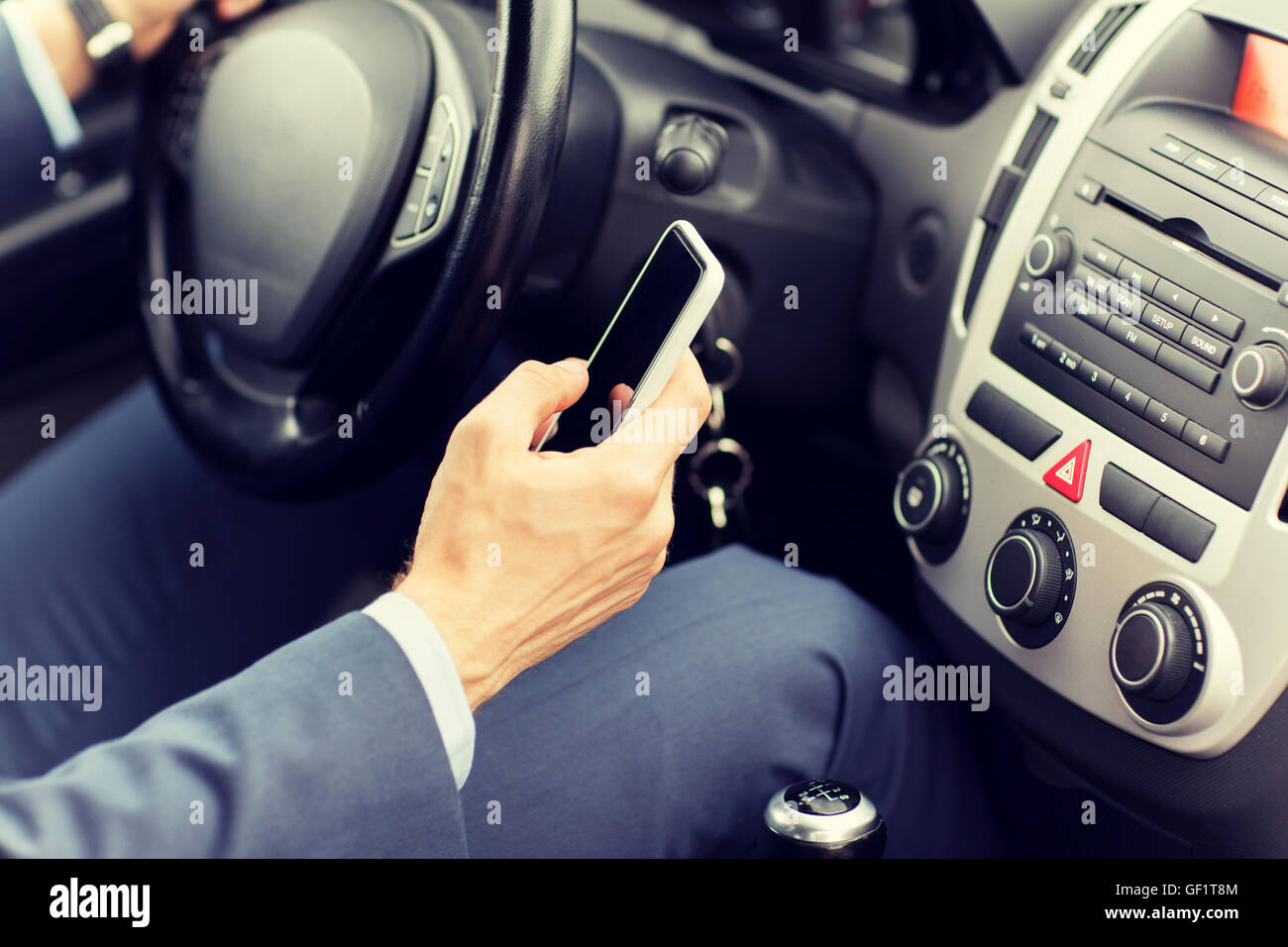 close up of man hand with smartphone driving car Stock Photo - Alamy