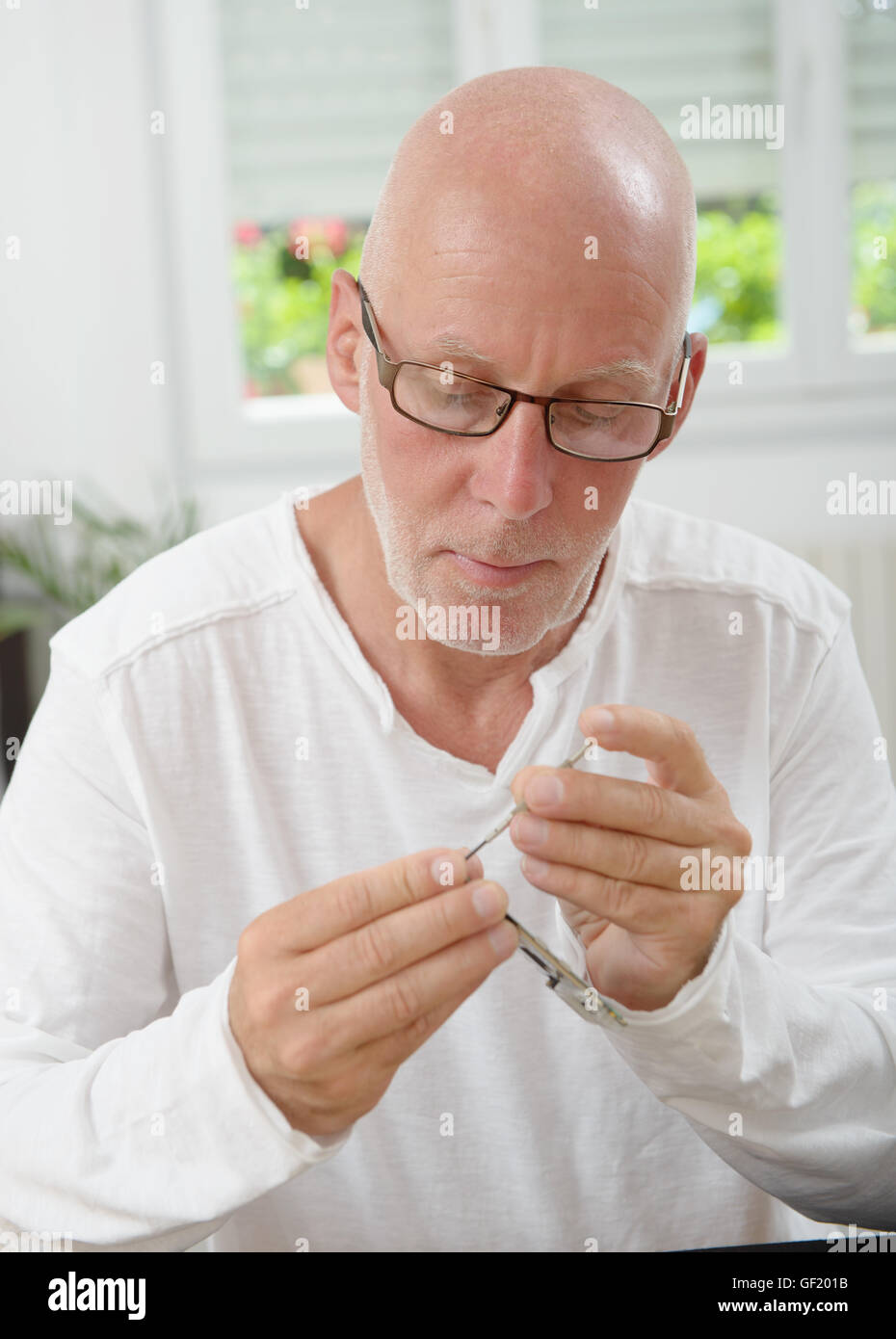 Tools fixing smartphone close hi-res stock photography and images - Alamy