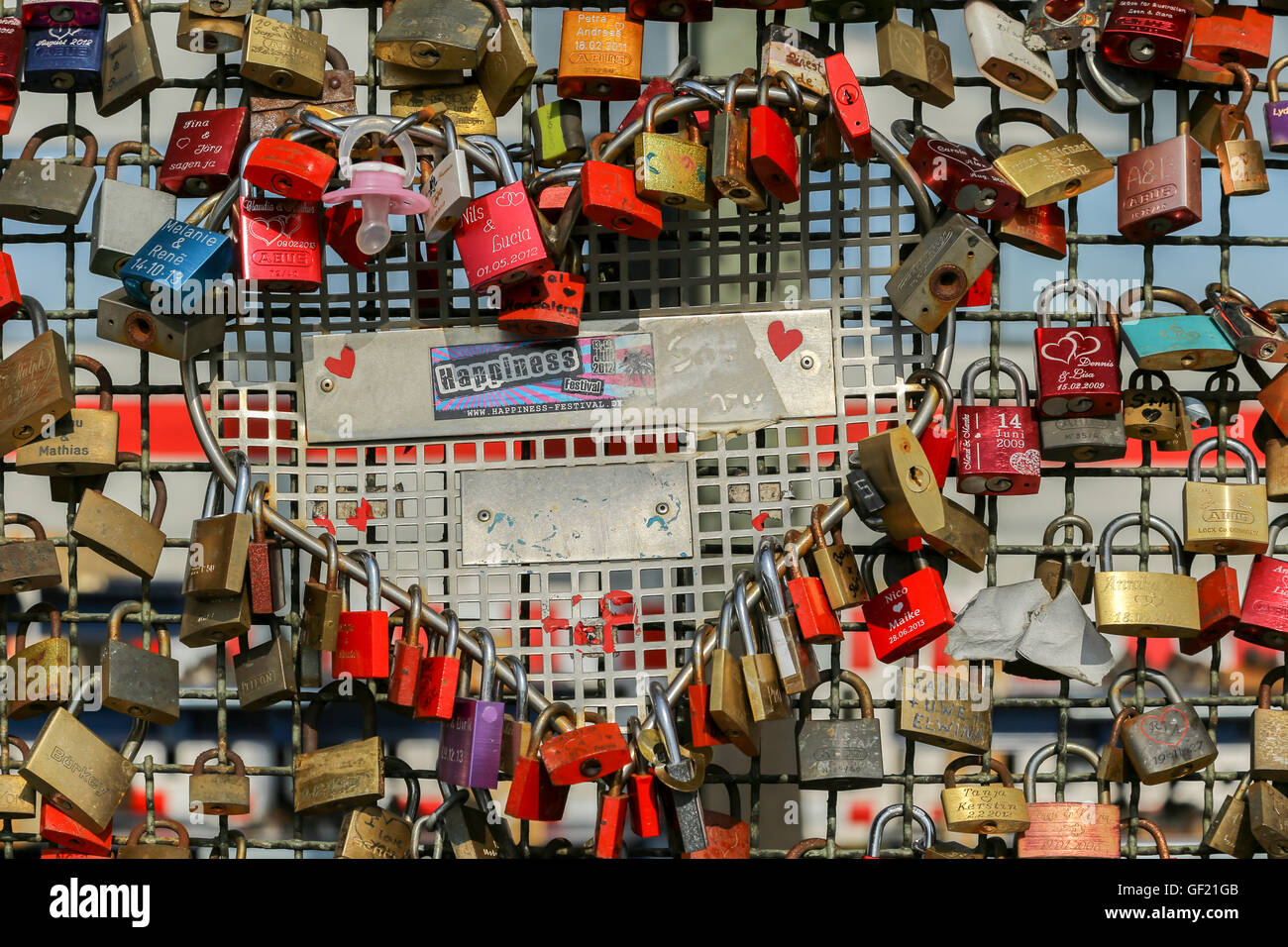 Love locks on Hohenzollern Bridge, Cologne, Germany Stock Photo - Alamy