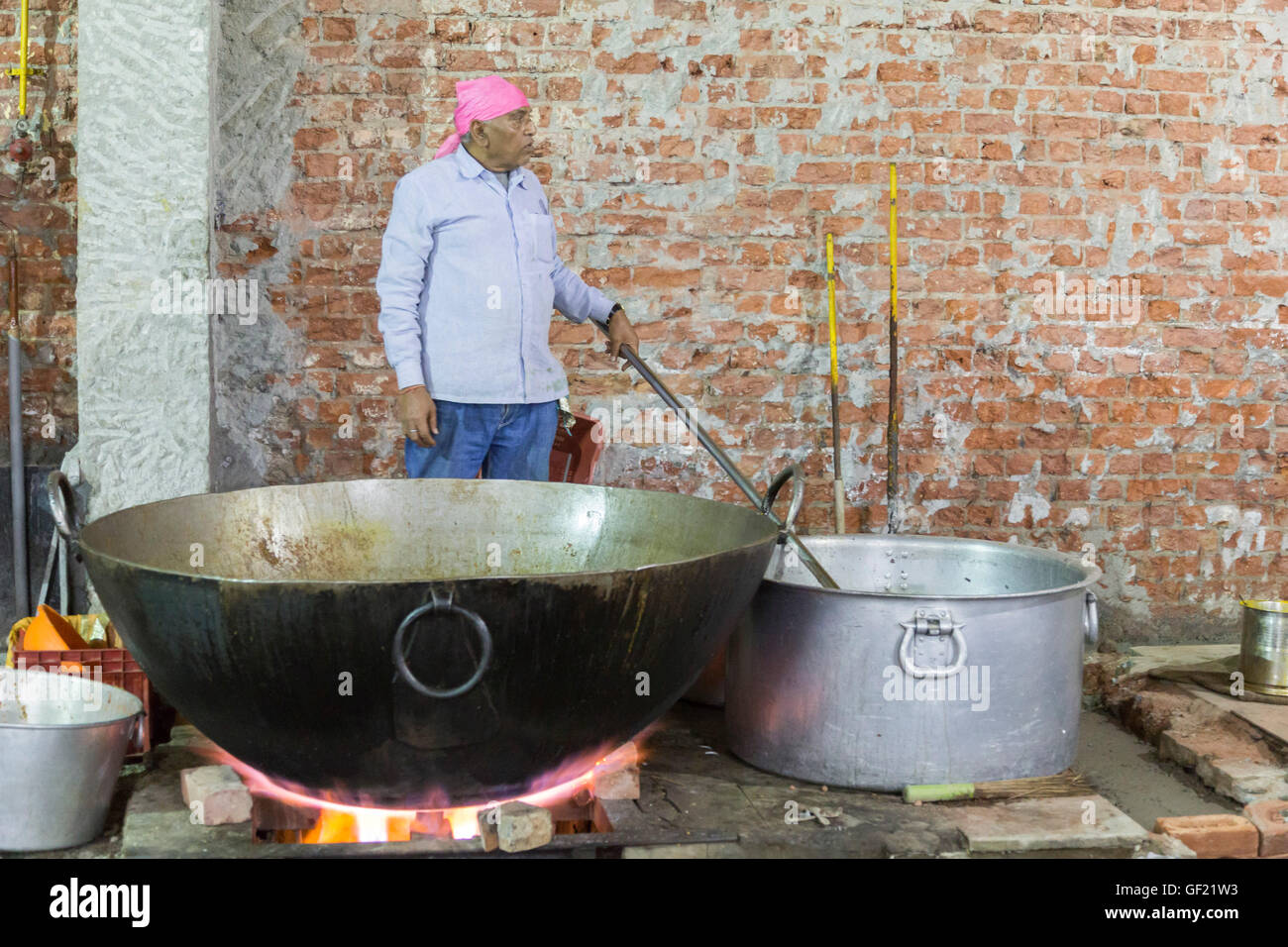 Bangla sahib gurudwara kitchen hi-res stock photography and images - Alamy