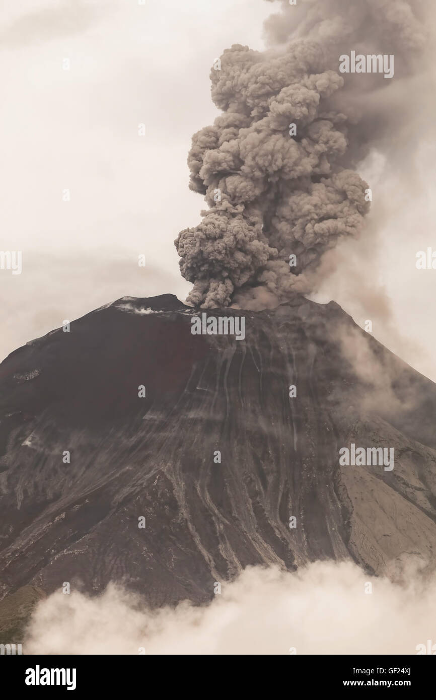 Volcano eruption ash hi-res stock photography and images - Alamy