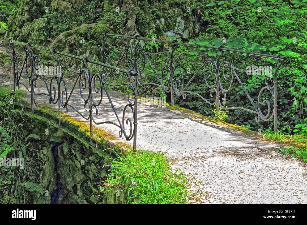 Through metal structure hi-res stock photography and images - Alamy