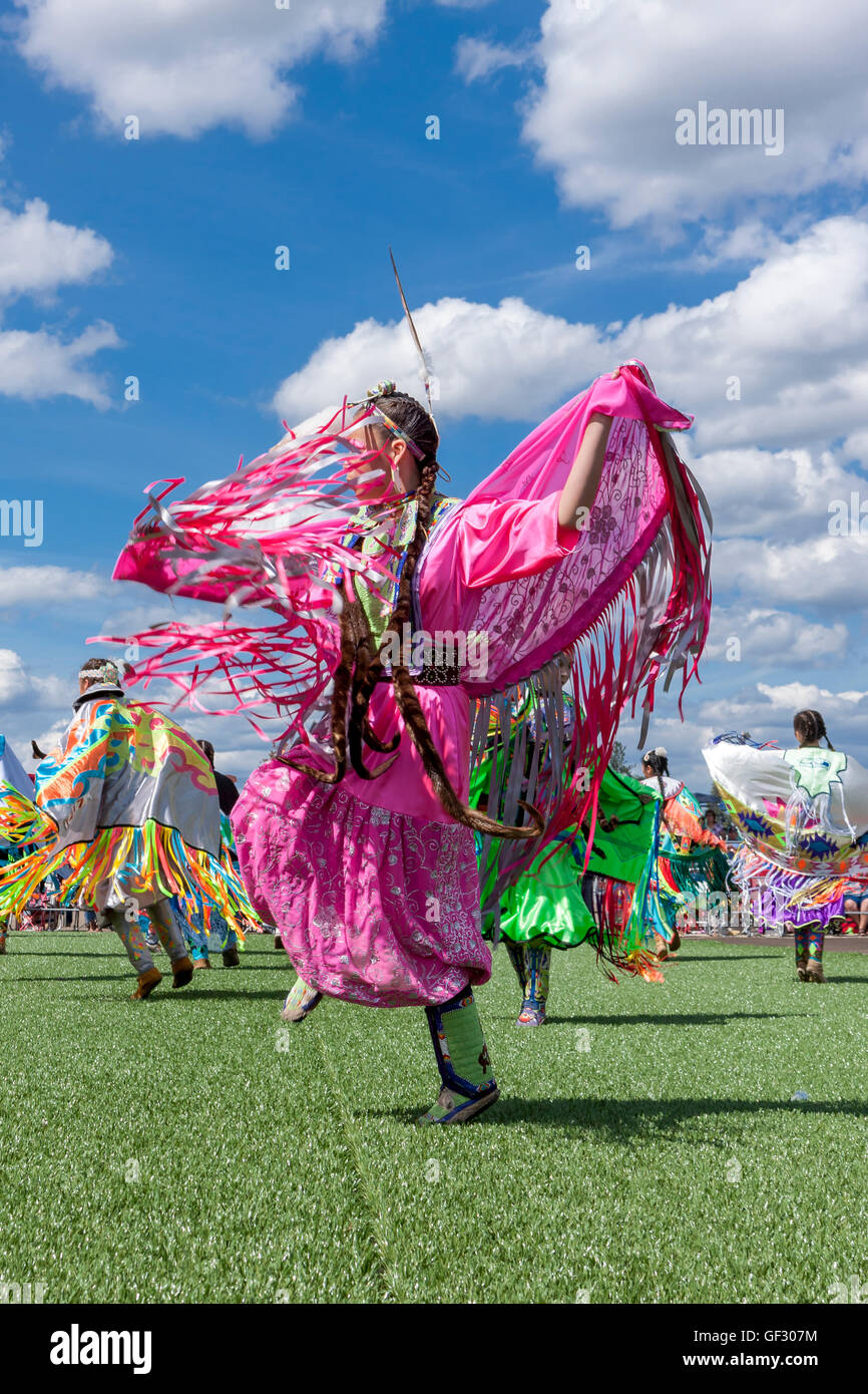 Historic native american clothing hi-res stock photography and images ...
