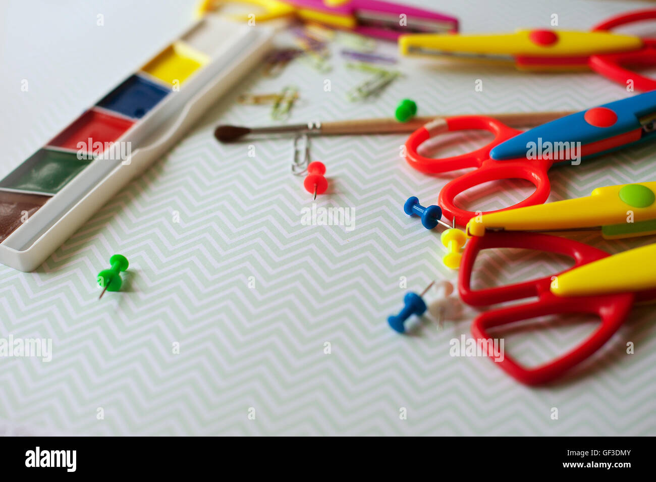 Clips and brush hi-res stock photography and images - Alamy