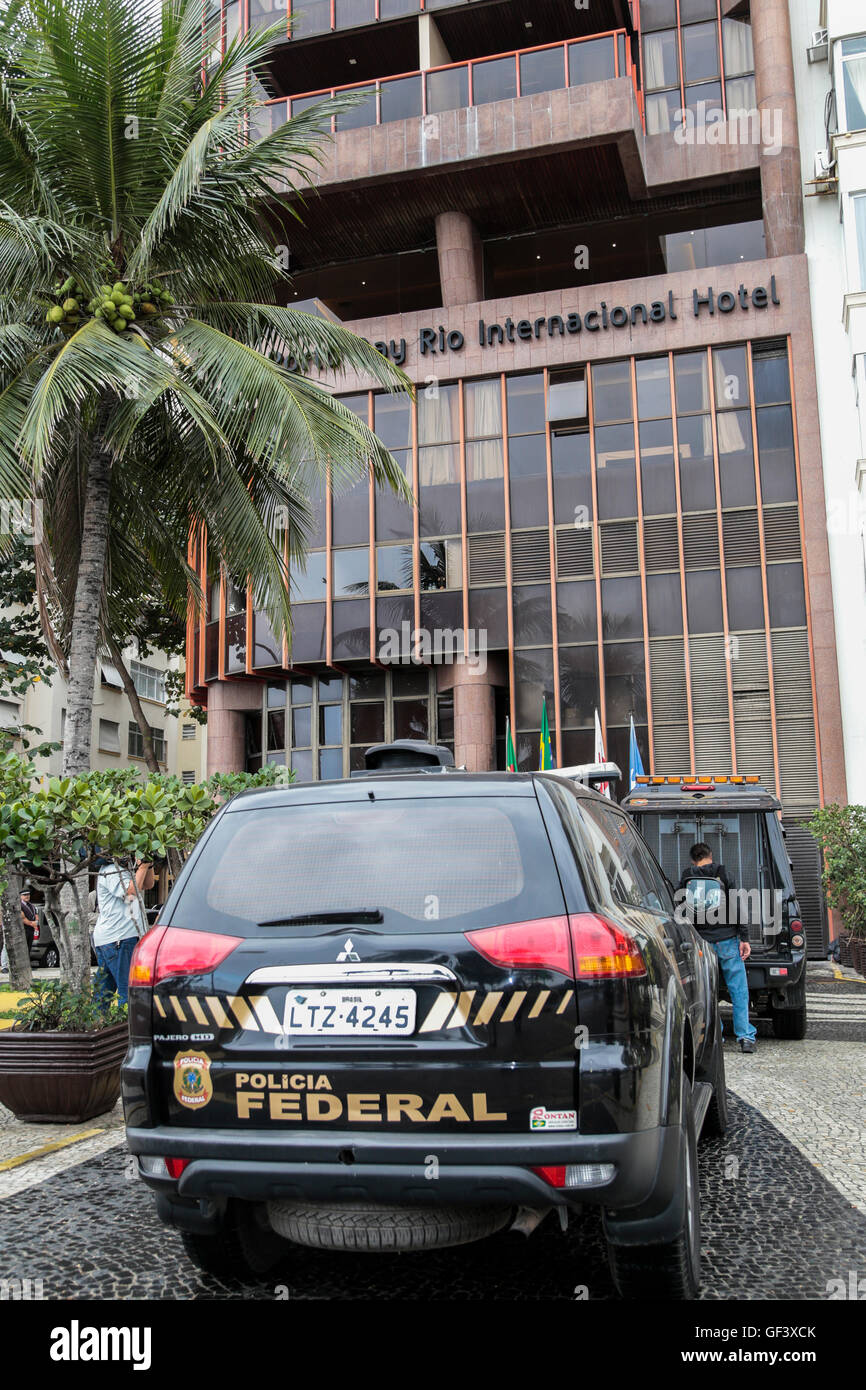 Federal police arrive at Porto Bay in Copacabana in the South Zone of ...