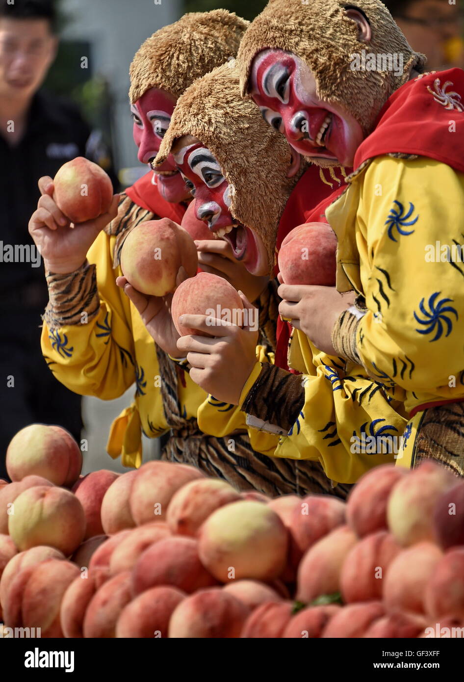 Beijing, China. 28th July, 2016. Actors display newly-picked peaches ...