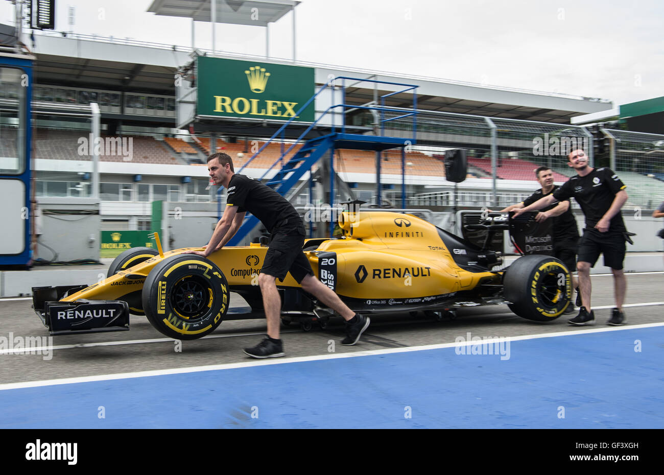 Pushing f1 car hi-res stock photography and images - Alamy