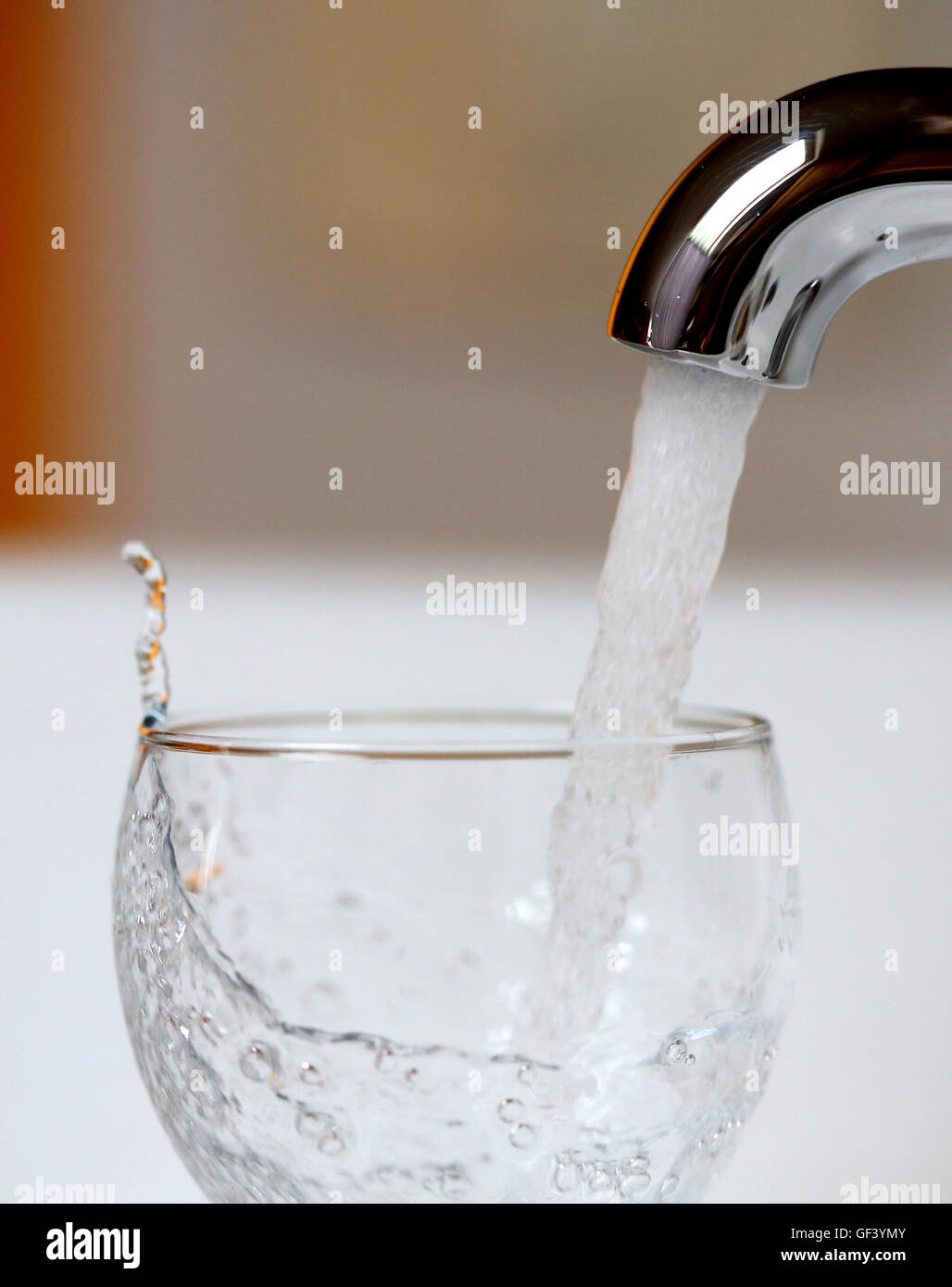 Muelheim, Germany. 28th July, 2016. A water glass is filled with ...