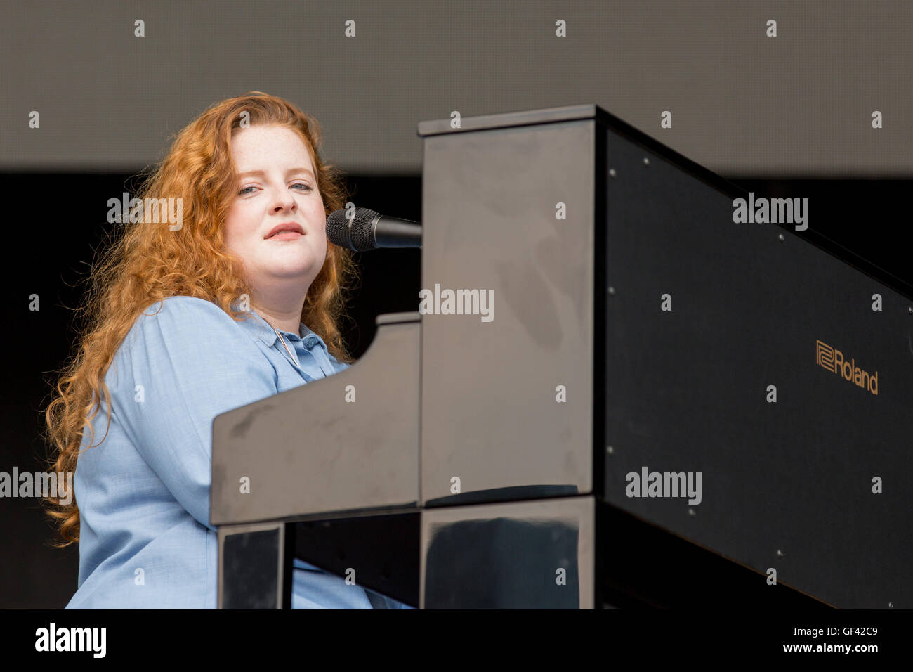 Sophie cooke hi-res stock photography and images - Alamy