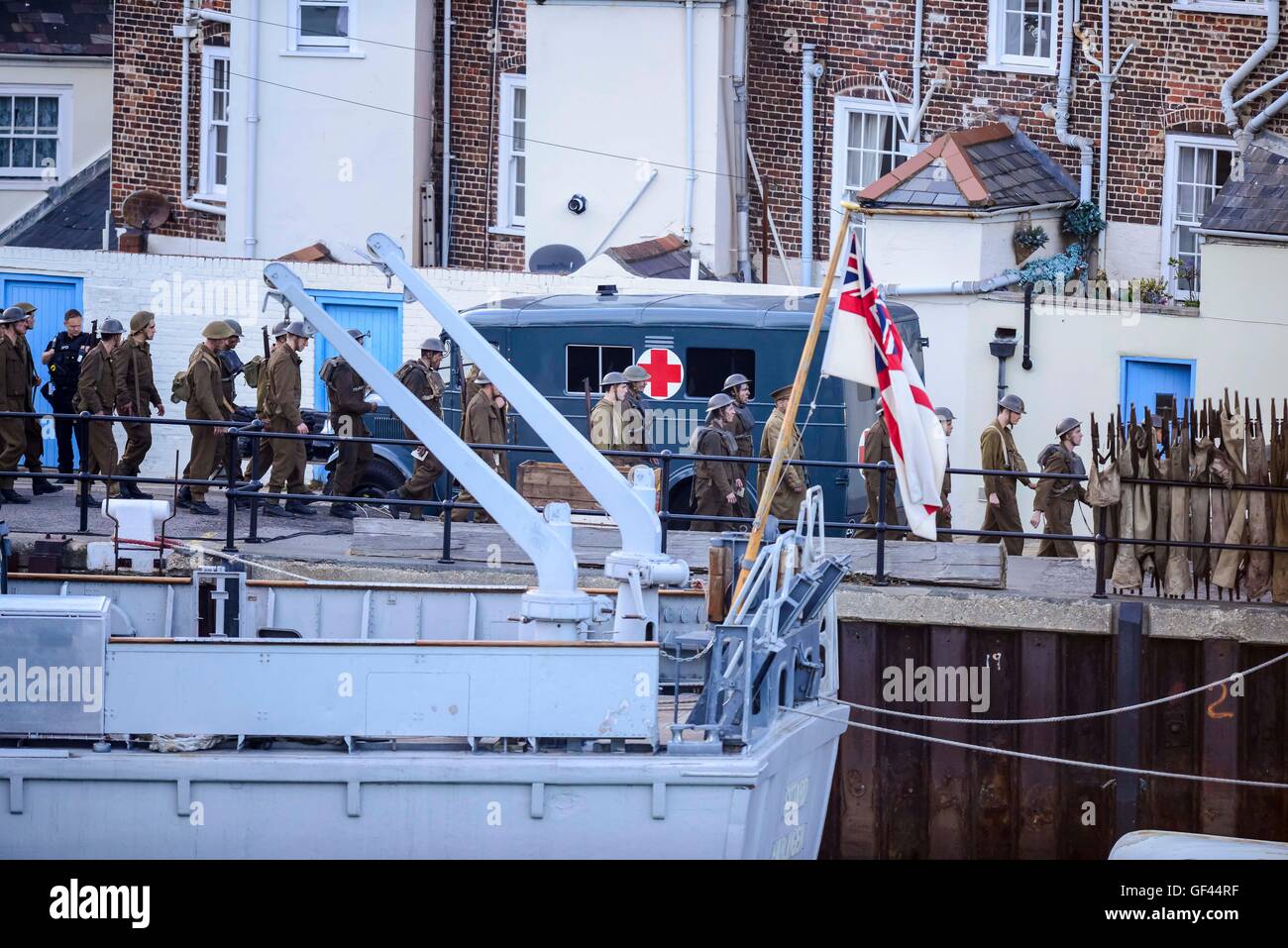 Ww2 soldiers return hi-res stock photography and images - Alamy