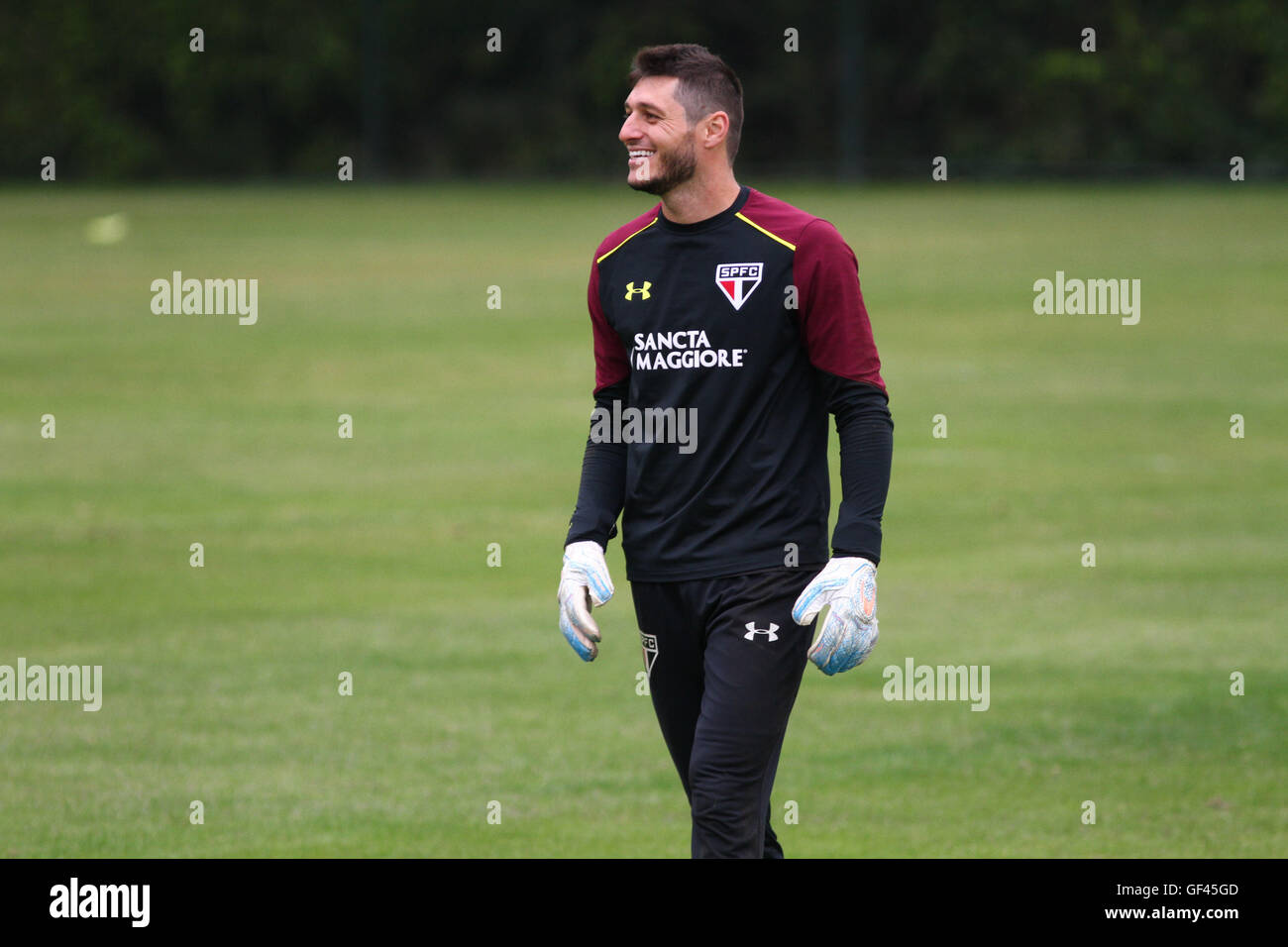 Goalkeeper Denis during training the S?o Paulo Football Club held the ...