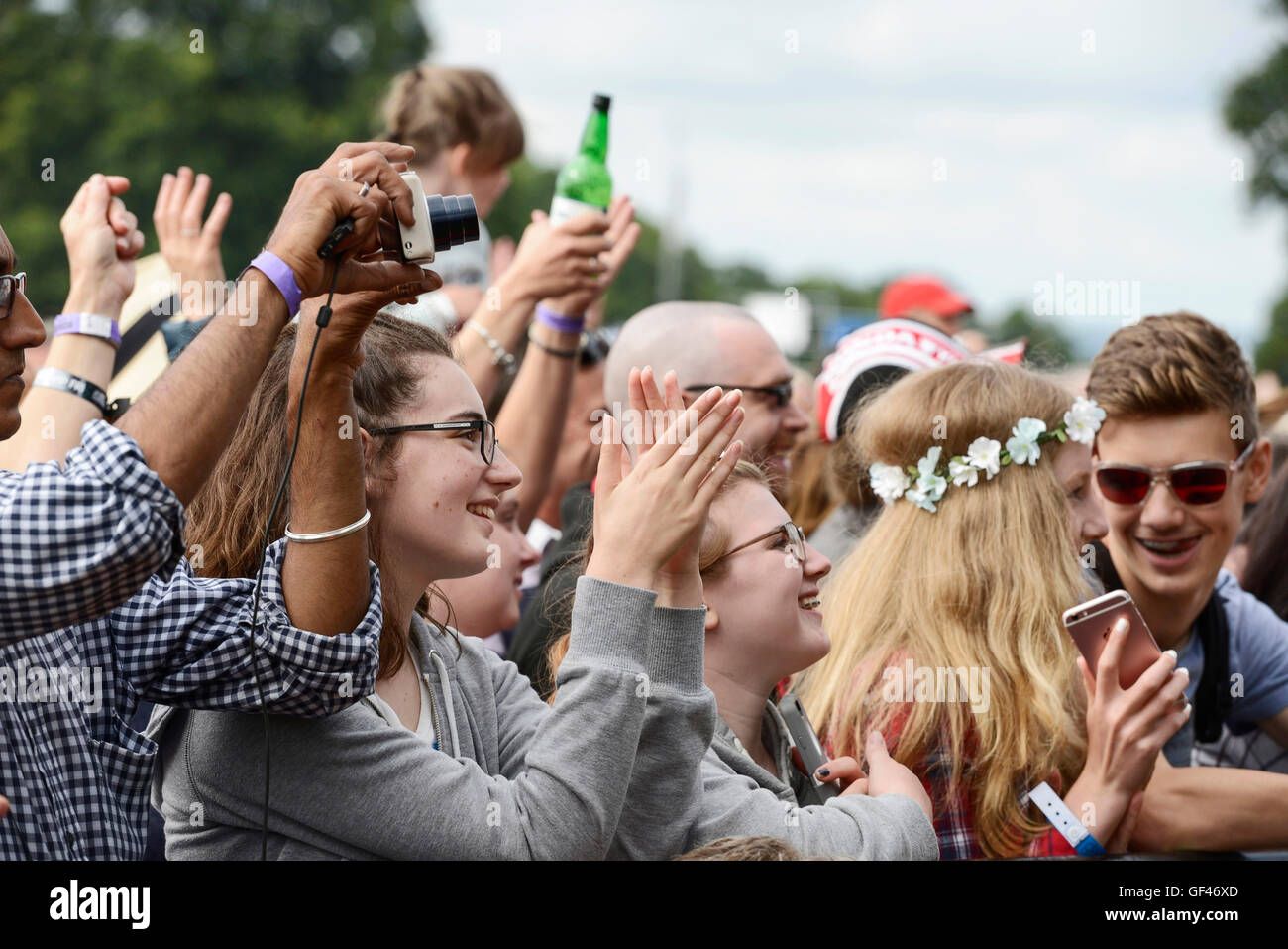 Audience clapping children hi-res stock photography and images - Alamy