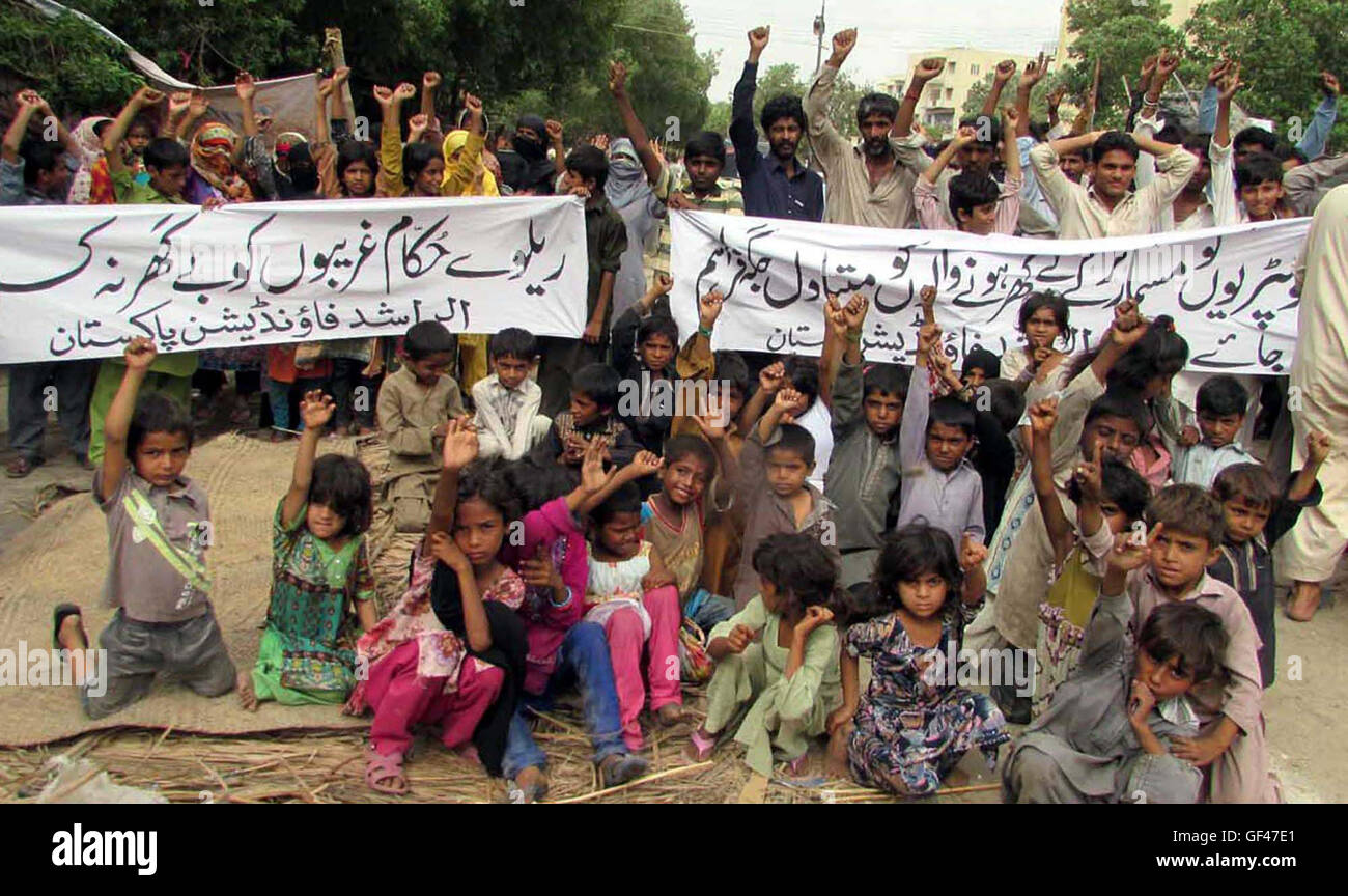 Peshawar, Pakistan. 29th July, 2016. Residents of slum protesting ...