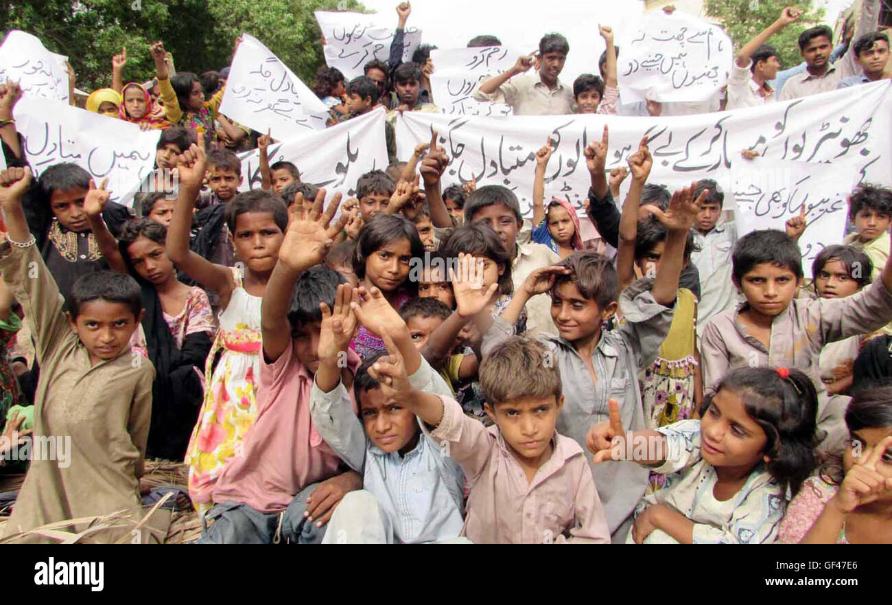 Peshawar, Pakistan. 29th July, 2016. Residents of slum protesting ...