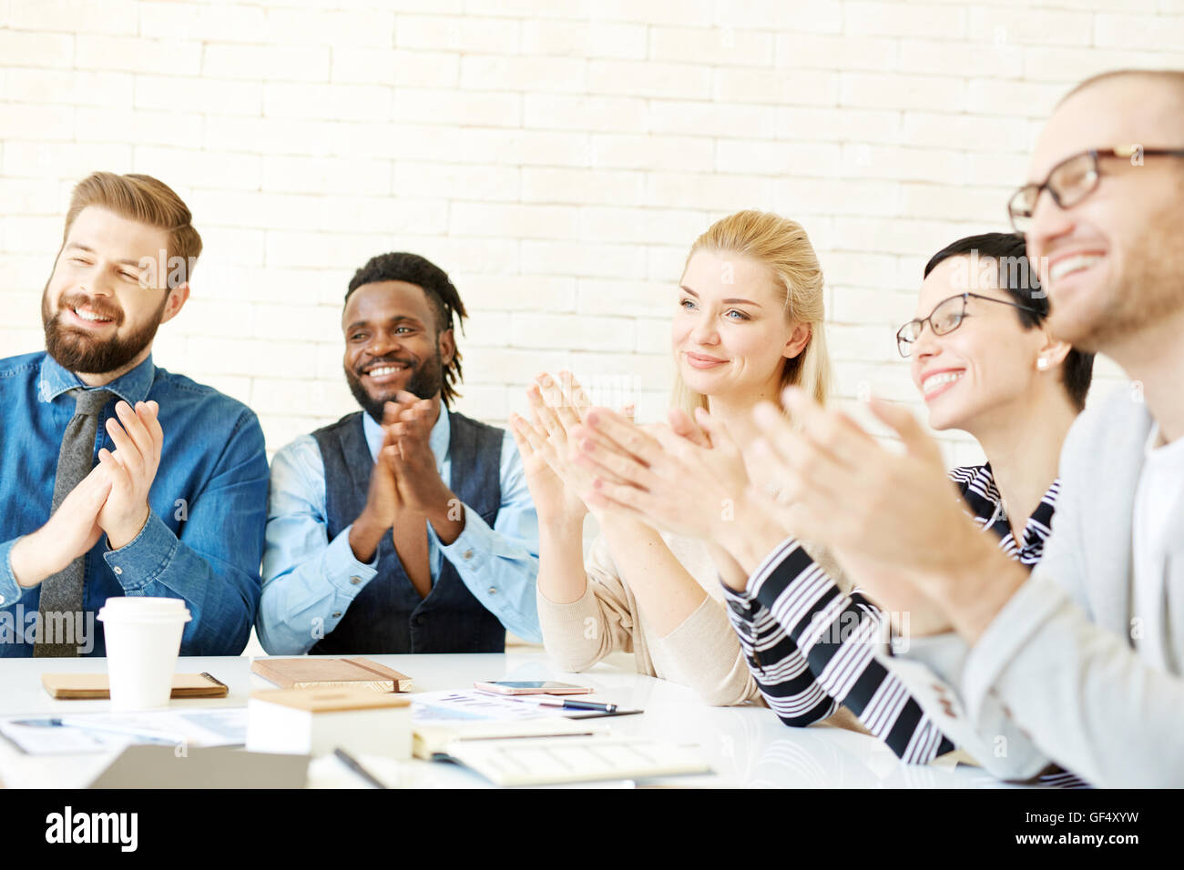 Ovations hi-res stock photography and images - Alamy